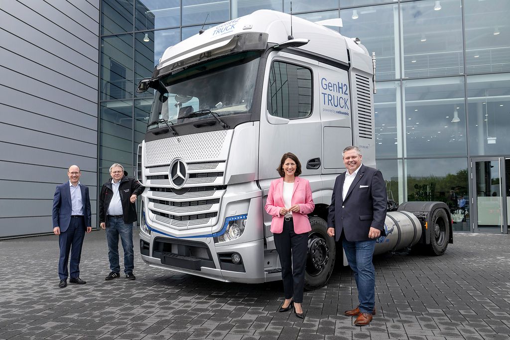 Daimler Truck testing new fuel-cell truck prototype with liquid ...