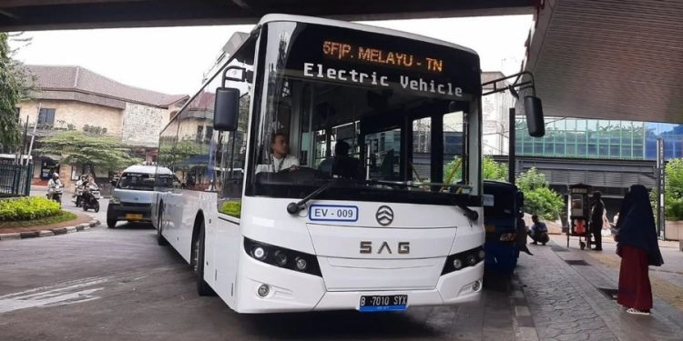 Transjakarta uses the Golden Dragon (SAG) electric bus to add to its ...
