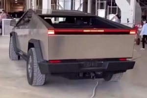 Tesla Cybertruck just spotted with rear fascia and its new taillight ...