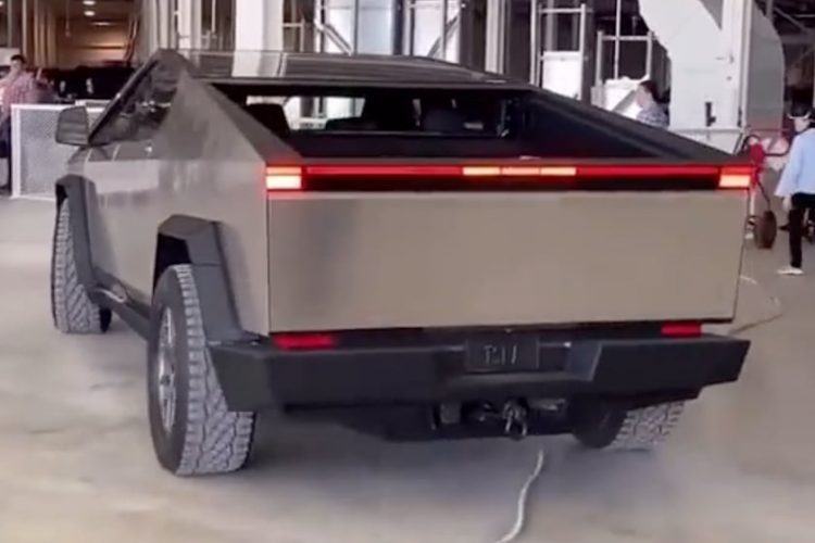 Tesla Cybertruck just spotted with rear fascia and its new taillight ...