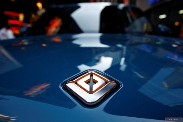 Rivian R1T Electric Pickup Truck Spotted in Europe, Fuelling ...