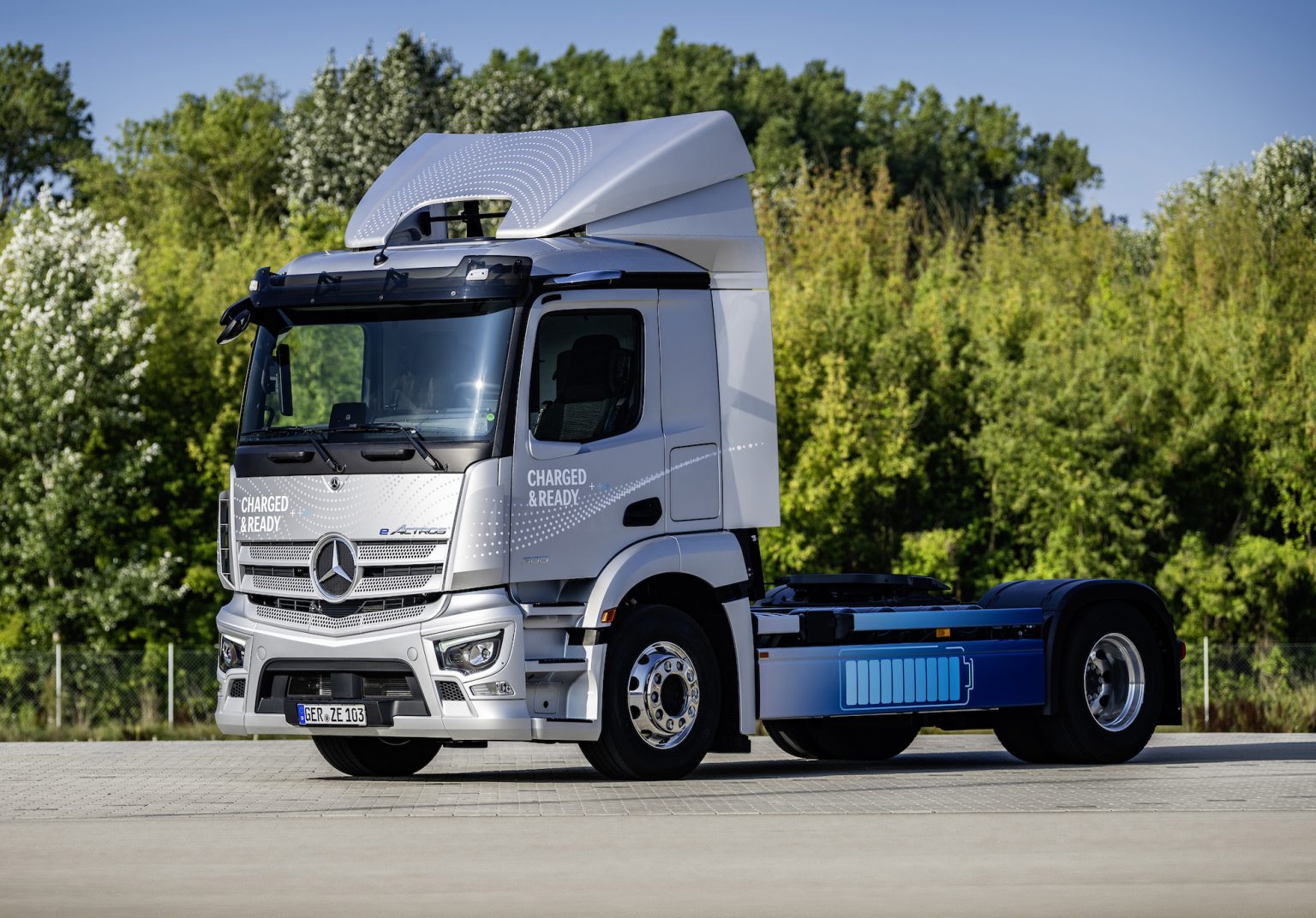 Mercedes-Benz eActros 300 Tractor Completes 3,000 km Road Endurance ...