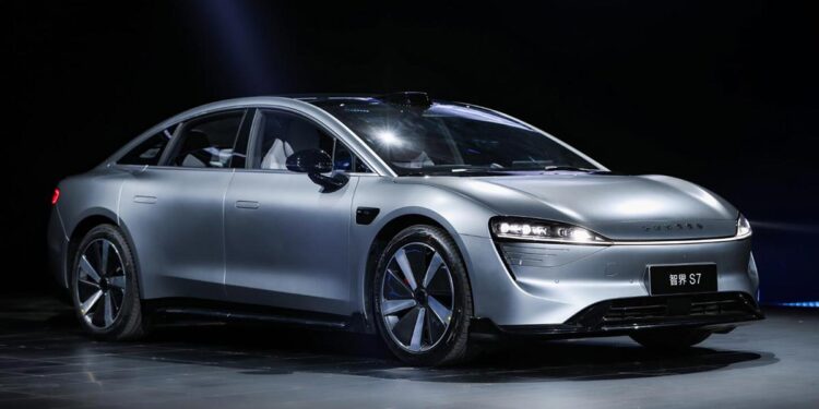 Huawei Officially Launches Luxeed S7 Electric Sedan: Impressive 855 km ...