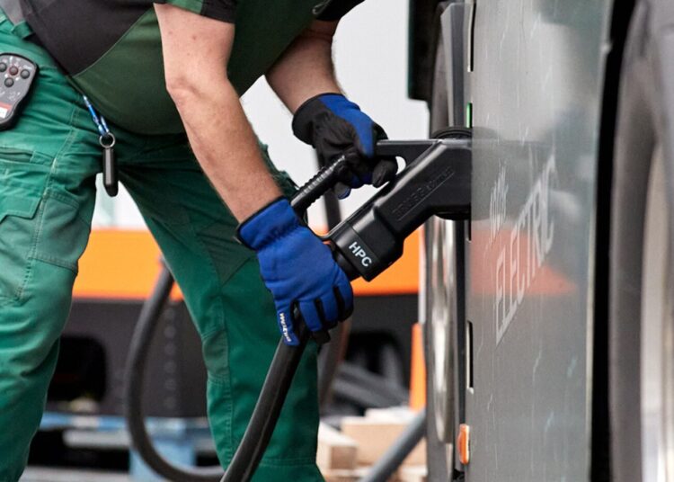 Knight-Swift Transportation Takes Delivery of Kenworth T680E Class 8 ...