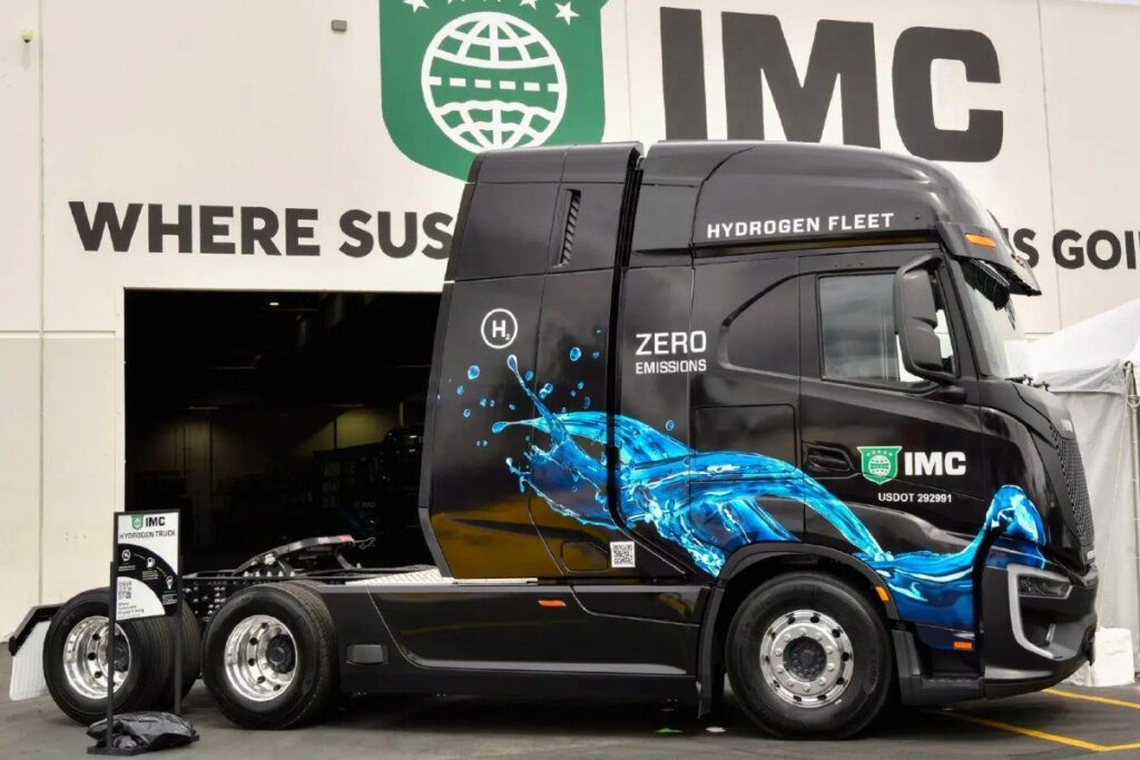 Mercedes-Benz Special Trucks Delivers All-Electric Refuelling Vehicle ...