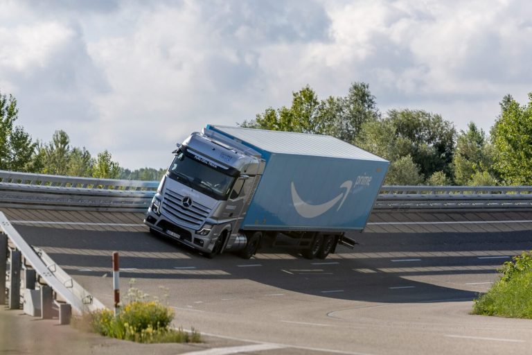 Daimler Truck Advances Hydrogen Fuel Cell Truck with Customer Trials