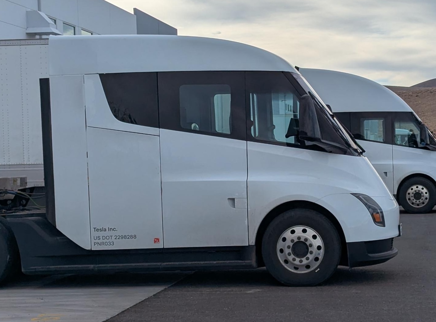 Tesla Semi Tests Twin Tandem Trailers in Nevada as Production Expansion ...