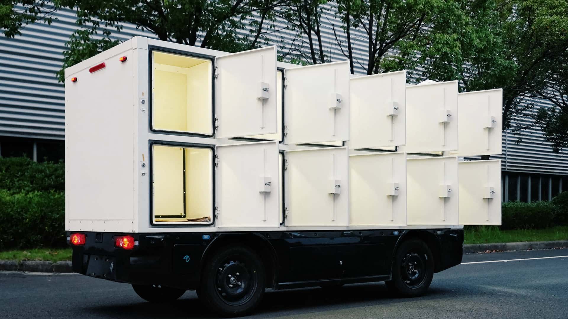 Robomart Unveils RM5 Autonomous Delivery Vehicle With Flat $3 Fee