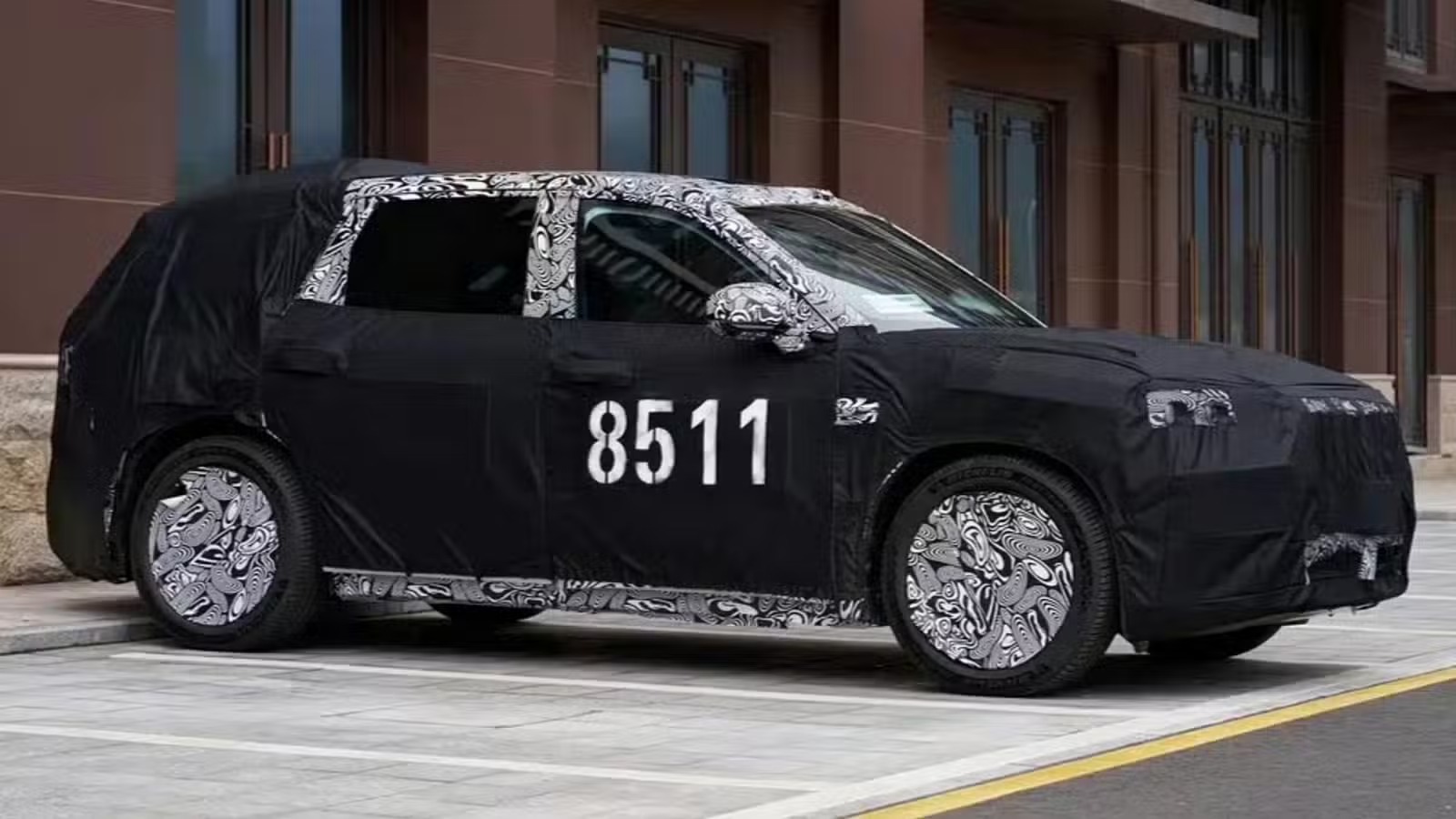 Spy Photos Reveal Zeekr 8X as Brand’s Second Hybrid SUV Ahead of 2026 ...