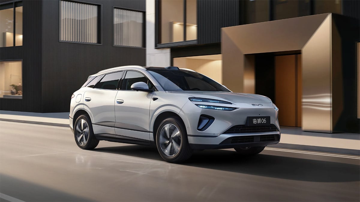 BYD Executive Defends Flash Charging Technology Amid Battery Safety ...